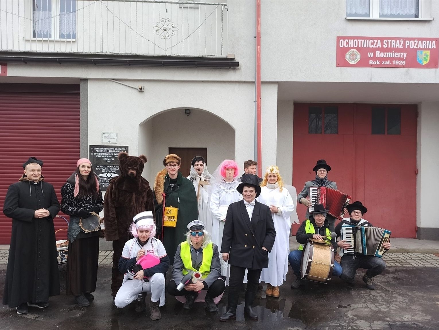 Niosą mieszkańcom szczęście i pomyślność. Aktorzy zespołu "Tradycja" z ...