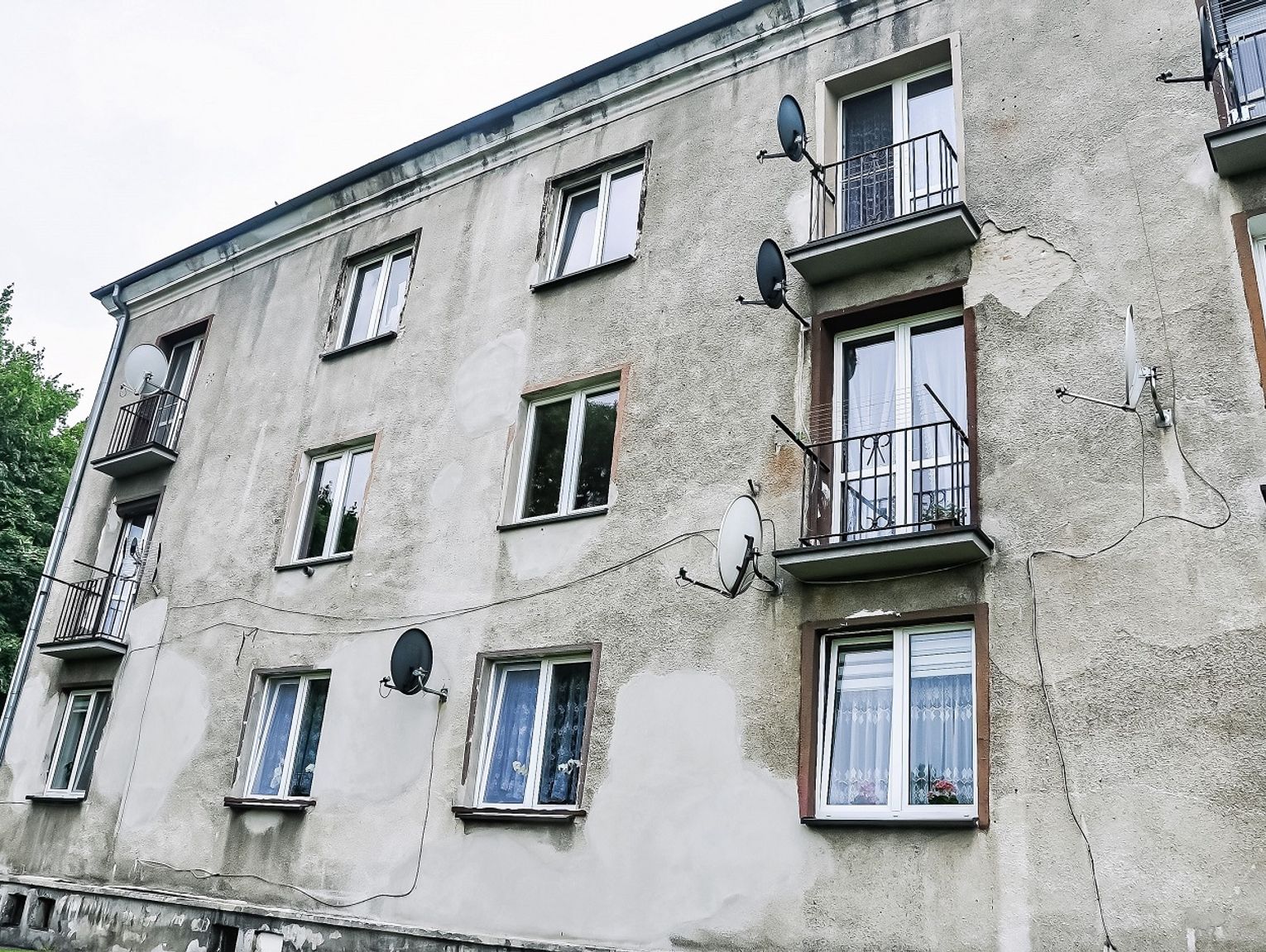 Otmice. Walący się komin, sypiący tynk. Lokatorzy skarżą się na zły ...