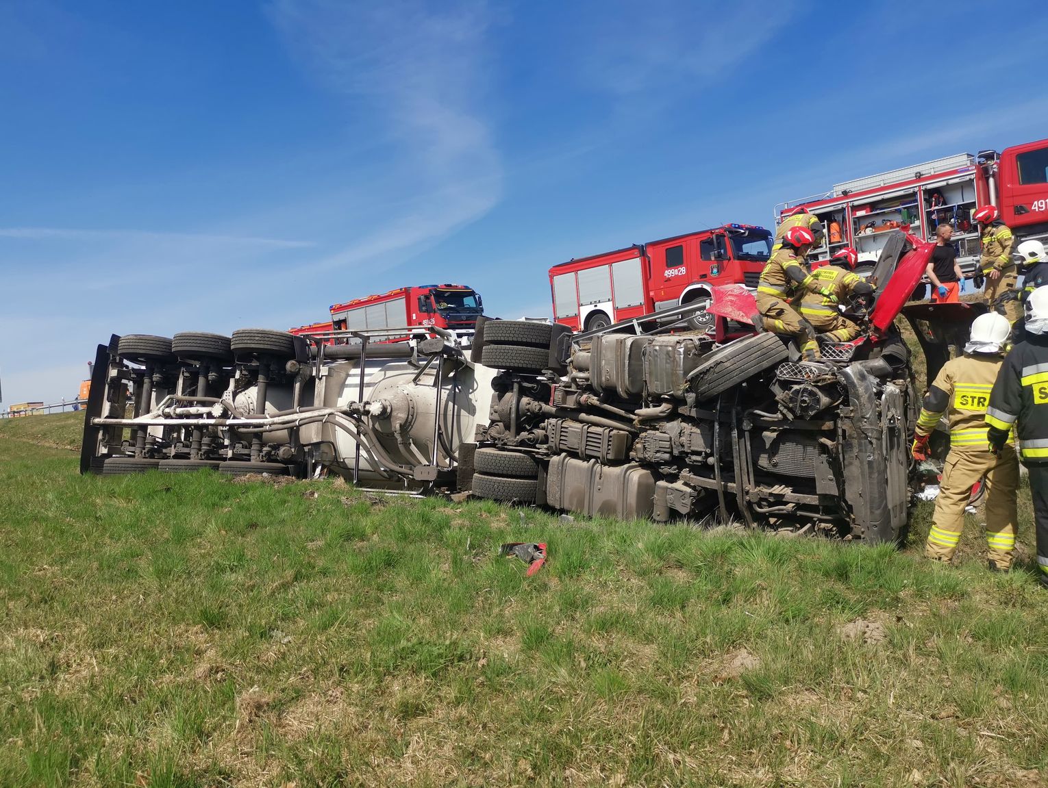 Wypadek na autostradzie A4. Tuż przy węźle dachował tir