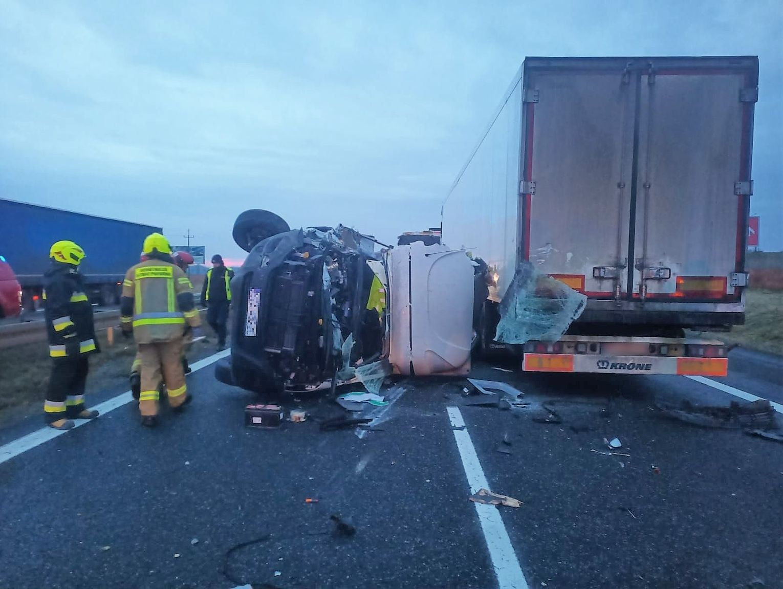 Wypadek na trasie A4. Zderzenie busa i dwóch tirów na granicy województw